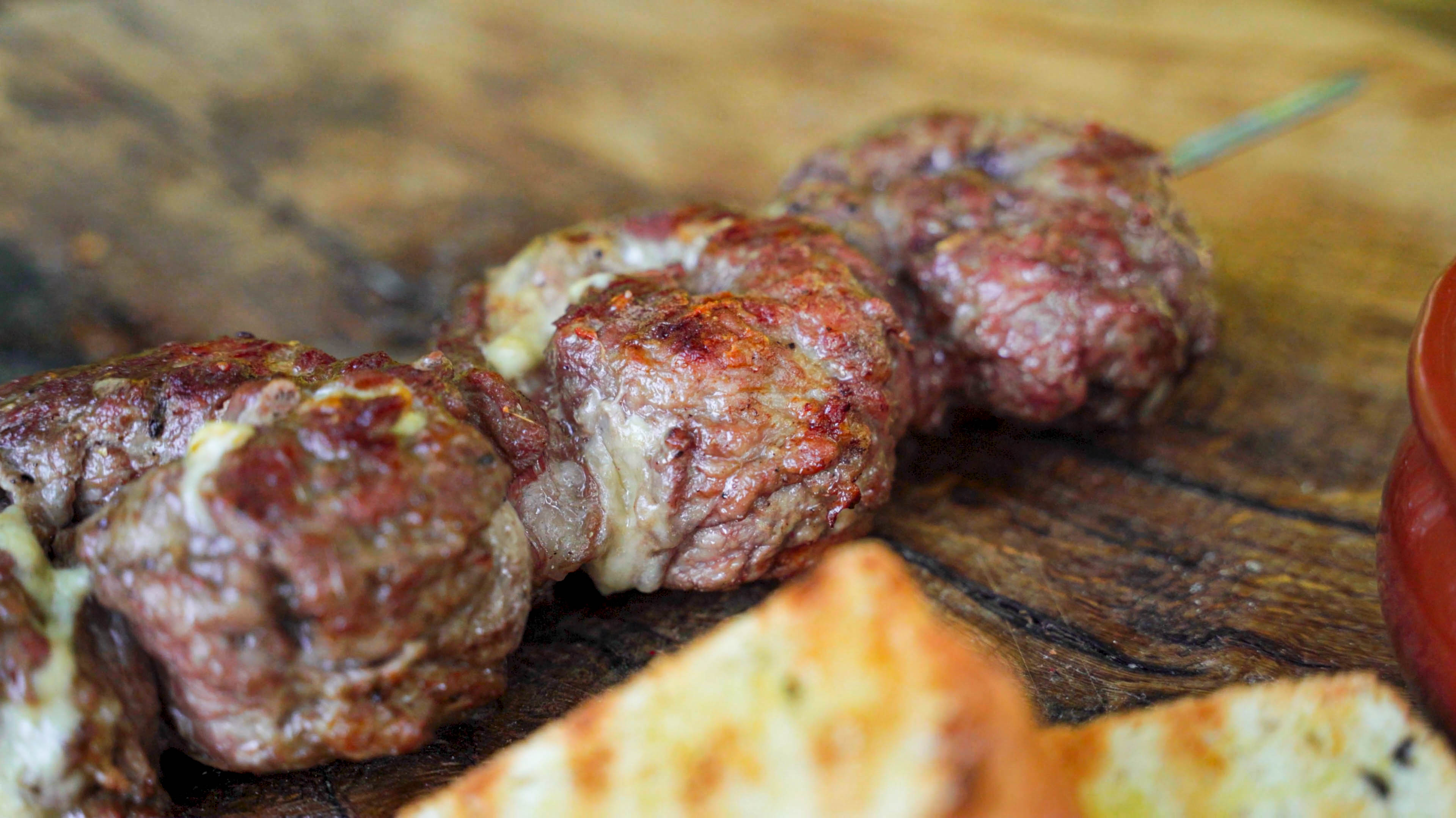 Rolano meso na špici i salata od krastavaca